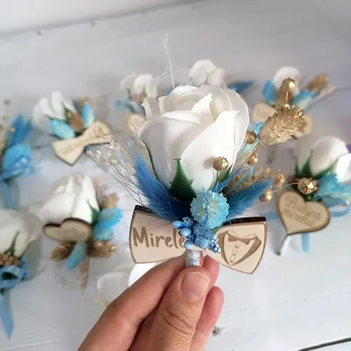 Cocarda personalizata trandafir alb si ecuson gravat - Flori și Mesaje