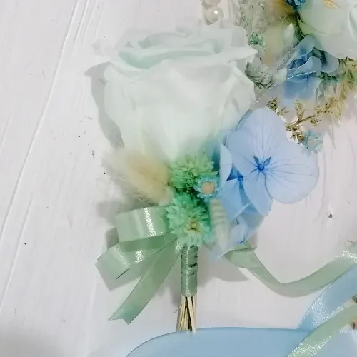 Cocarda trandafir criogenat verde menta si bleu - Flori și Mesaje