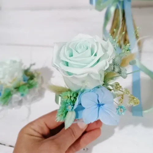 Cocarda trandafir criogenat verde menta si bleu - Flori și Mesaje