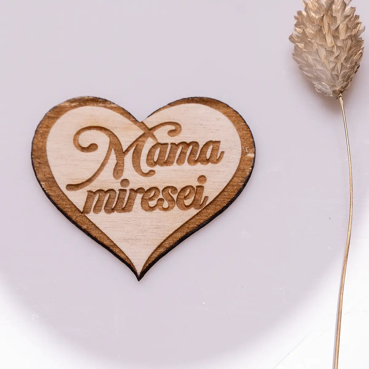 Cocarda din lemn pentru nunta - inima - femei - Flori si Mesaje